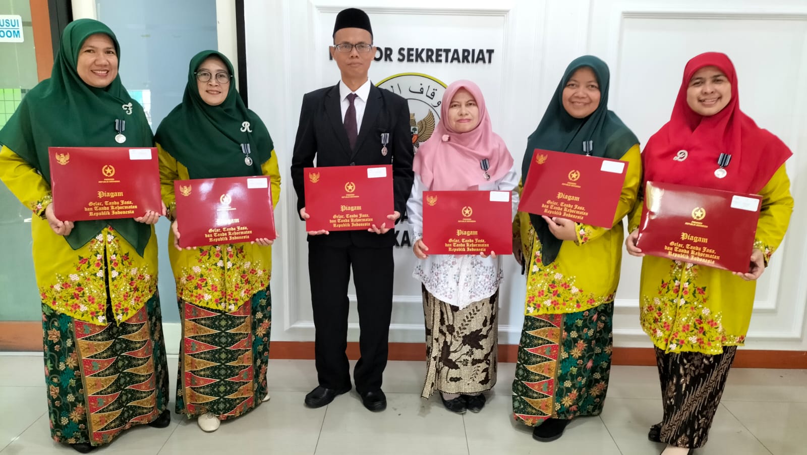 6 GTK MAN 2 Jakarta Timur Menerima Penghargaan Satyalancana Karya Satya ...